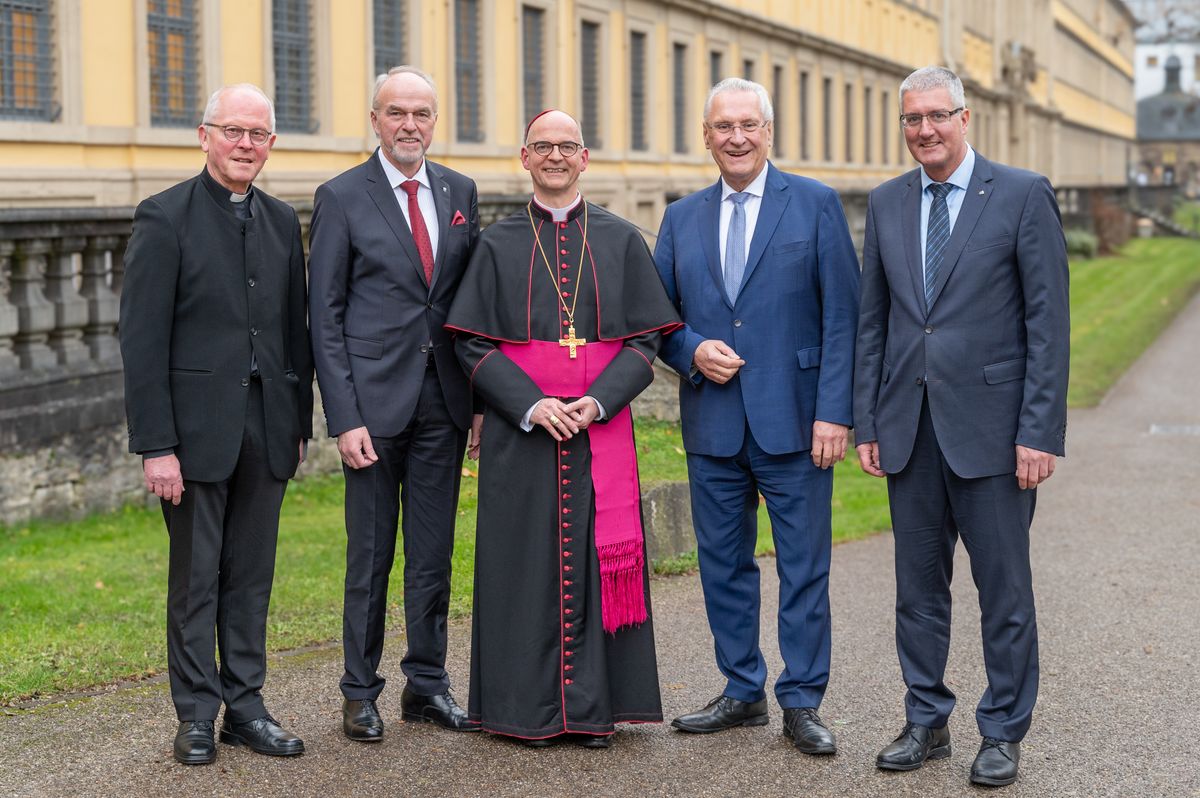 Pressestelle Bistum Würzburg: Wechsel an der Spitze der Stiftung ...